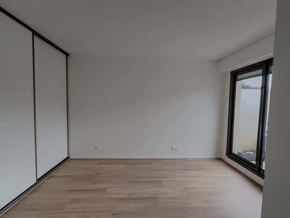 2 pièces, dernier étage avec balcon, cave et place de parking en sous ...